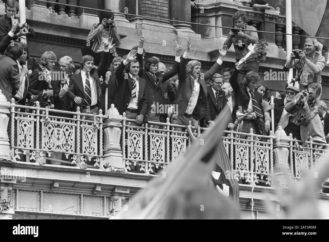 Crowd appreciation Black and White Stock Photos & Images - Alamy