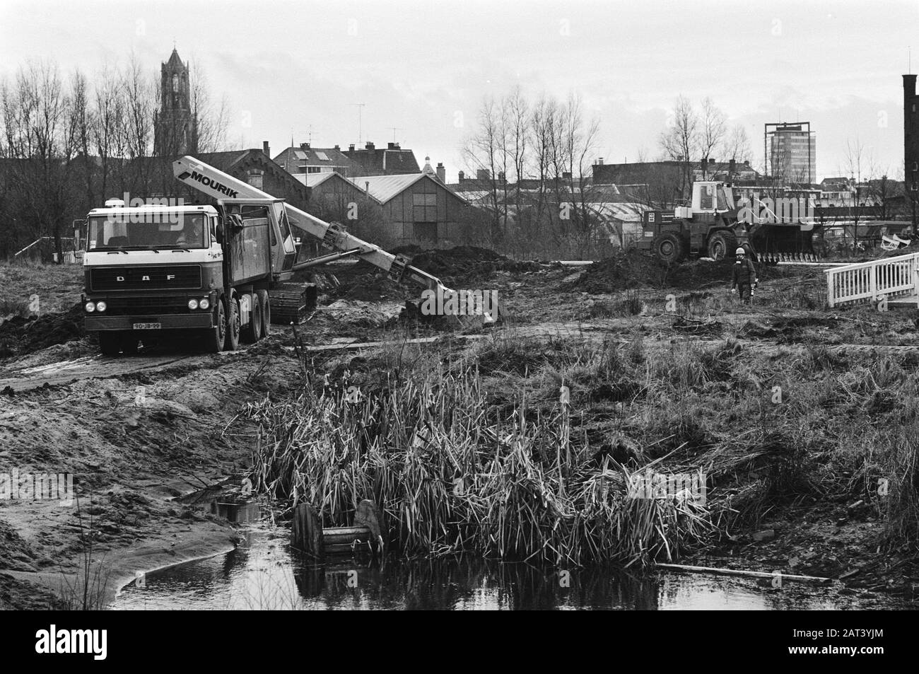 Removal of toxic soil from the Griftpark in Utrecht Work in the park ...