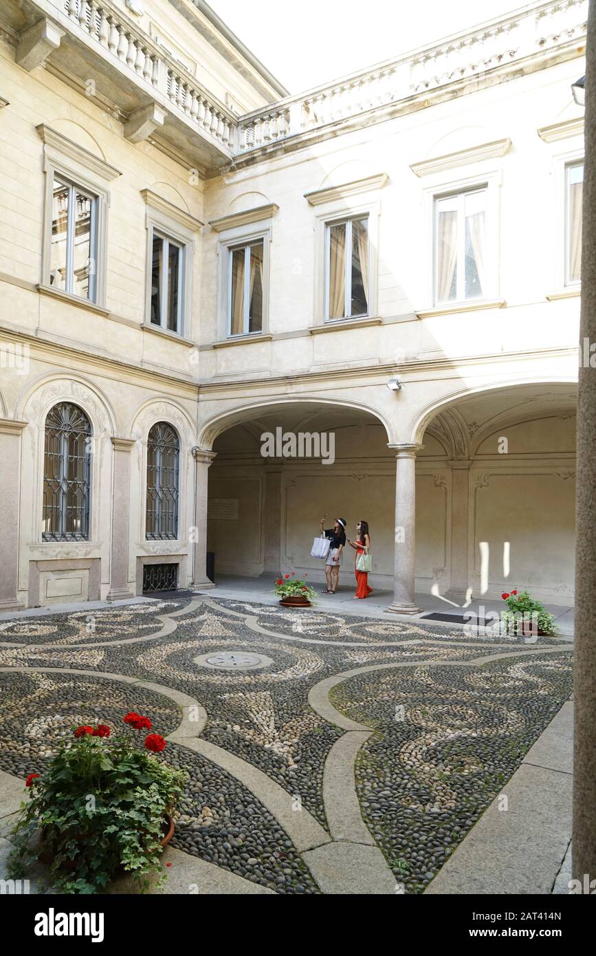 Palazzo morando costume moda immagine hi-res stock photography and ...