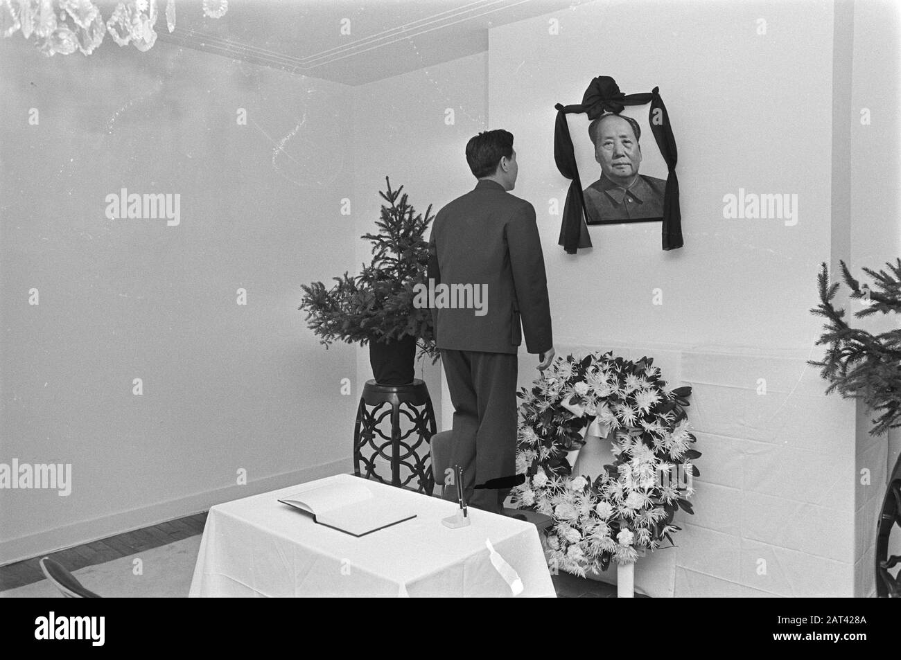 In connection with death Mao, commemoration, portrait Mao with mourning ...