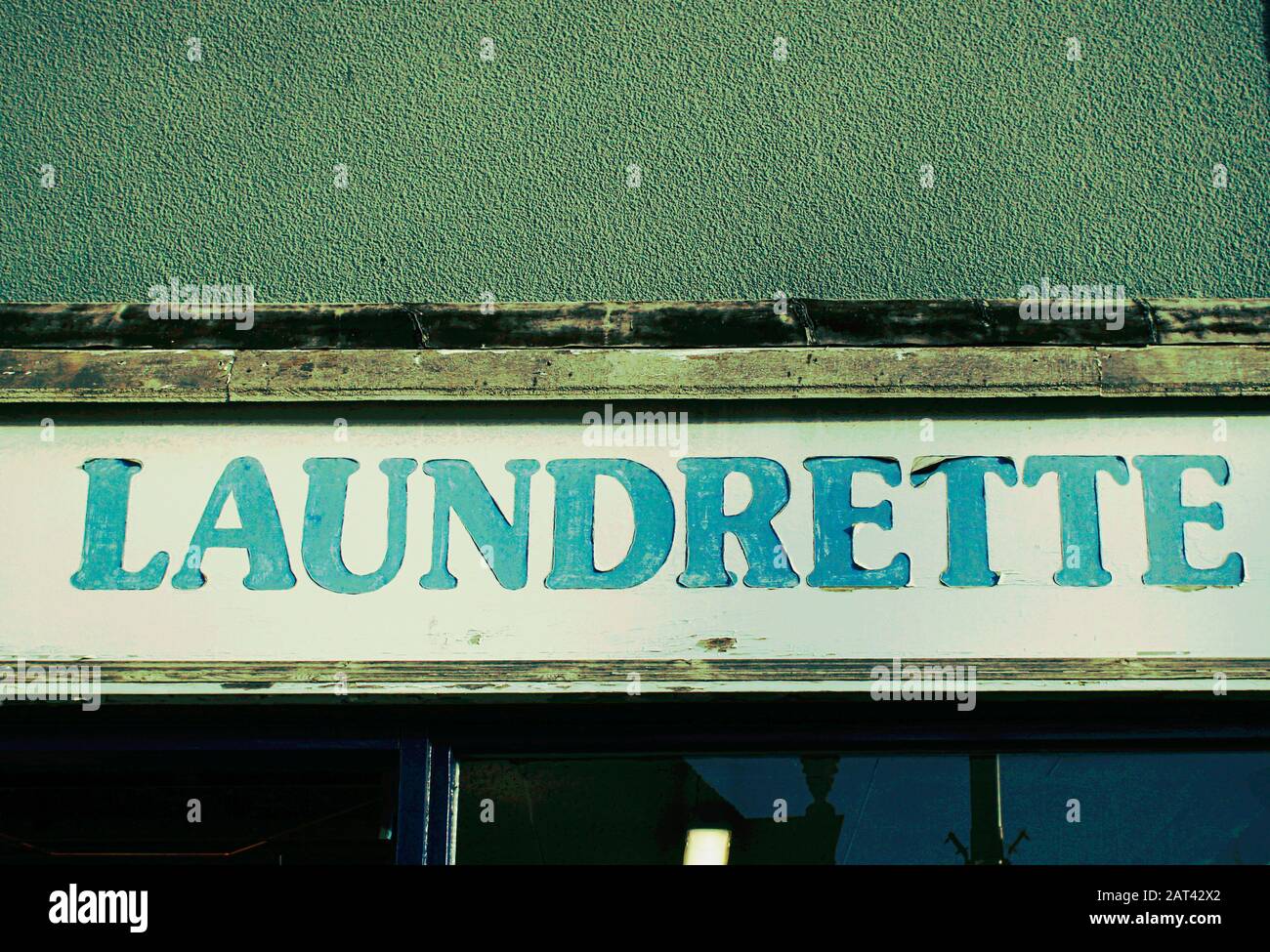 Retro laundrette hi-res stock photography and images - Alamy