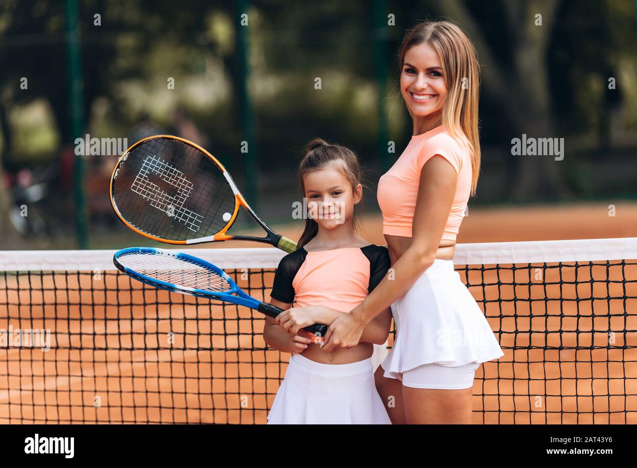 Happy mother and daughter have a great time on the tennis cord Stock ...