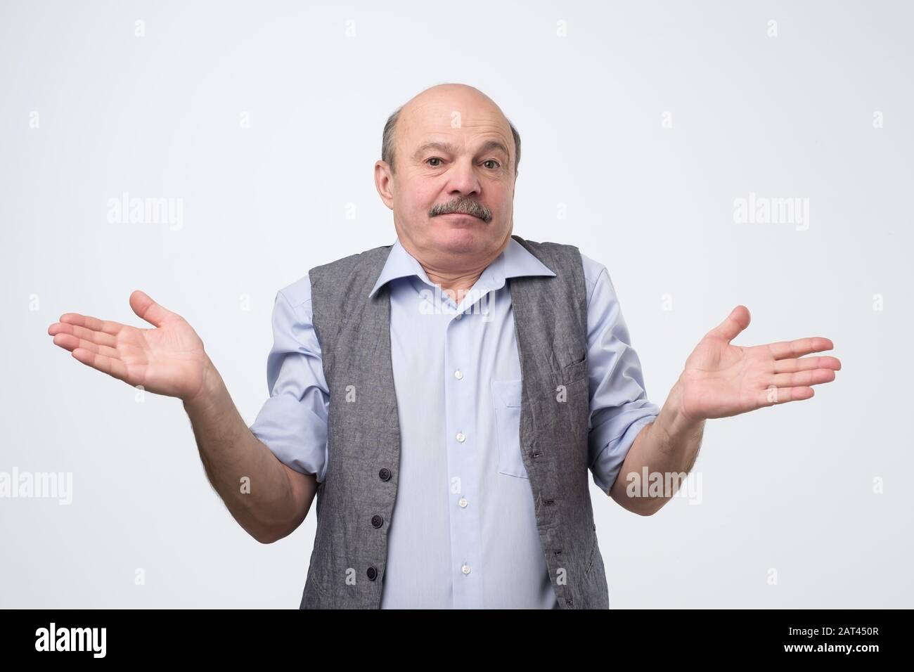 Clueless doubtful displeased senior man shrug shoulders in uncertainty ...