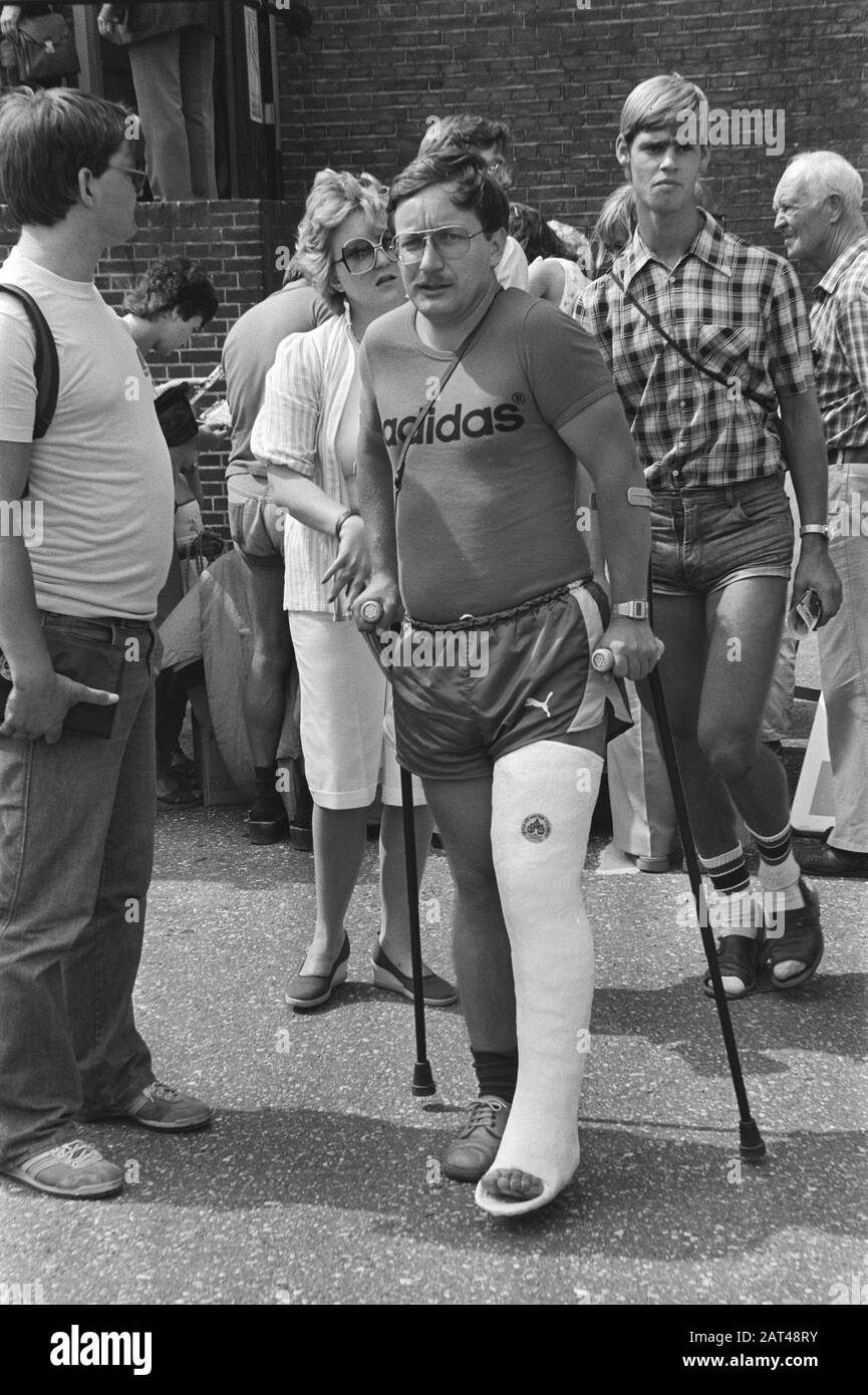 Leg in plaster hi-res stock photography and images - Alamy