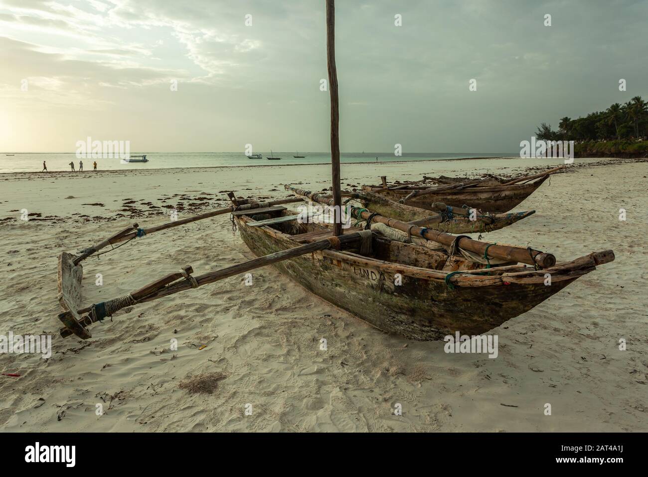 Traditional wooden boat on a sandy beach (Kenya, Diani Beach Stock ...