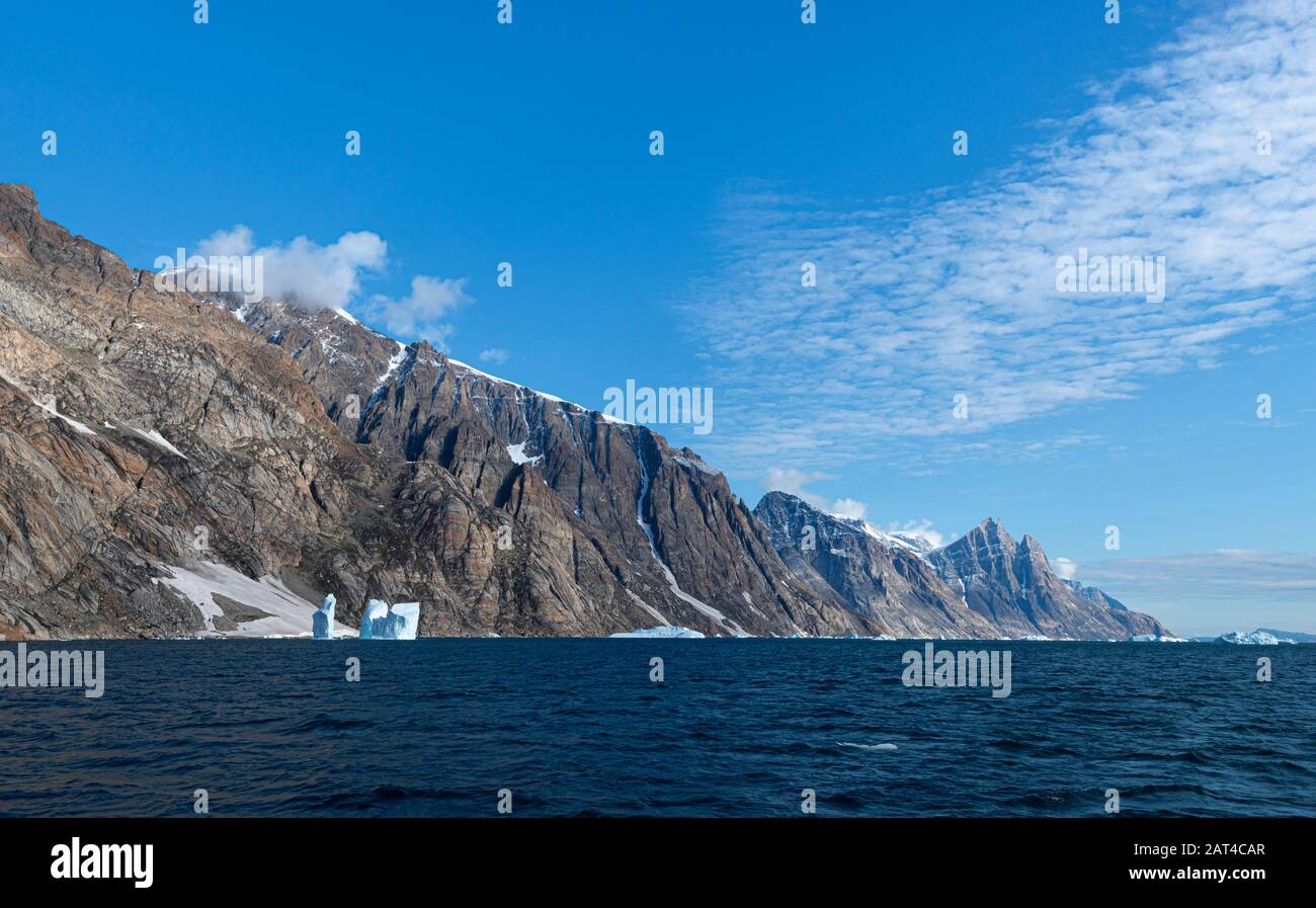 Whiskey mountain in the Storhamrene mountain range, Ofjord, Scoresby ...
