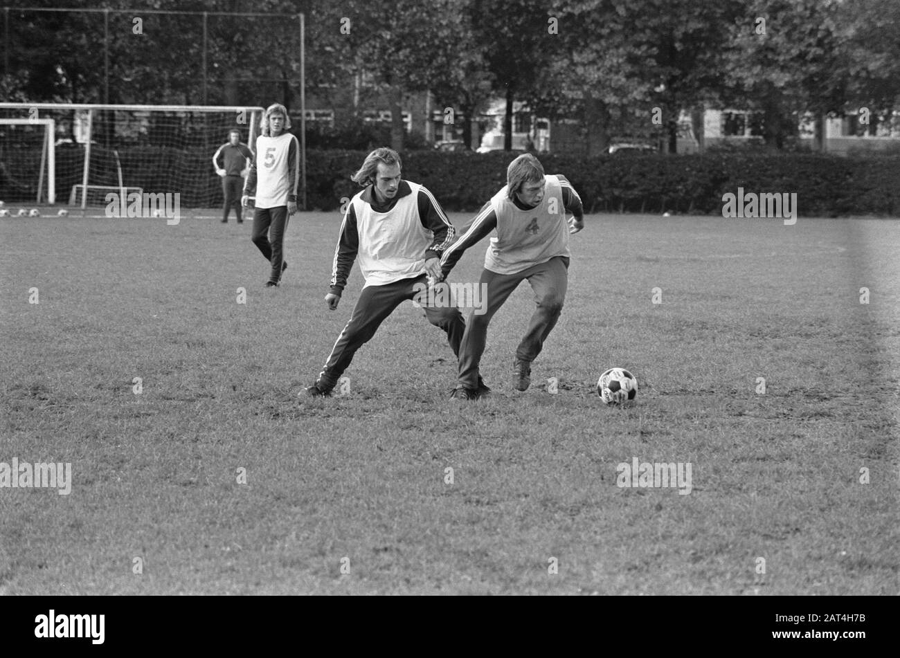 Jan Mulder trains with selection Ajax, Jan Mulder (number 4) in duel ...