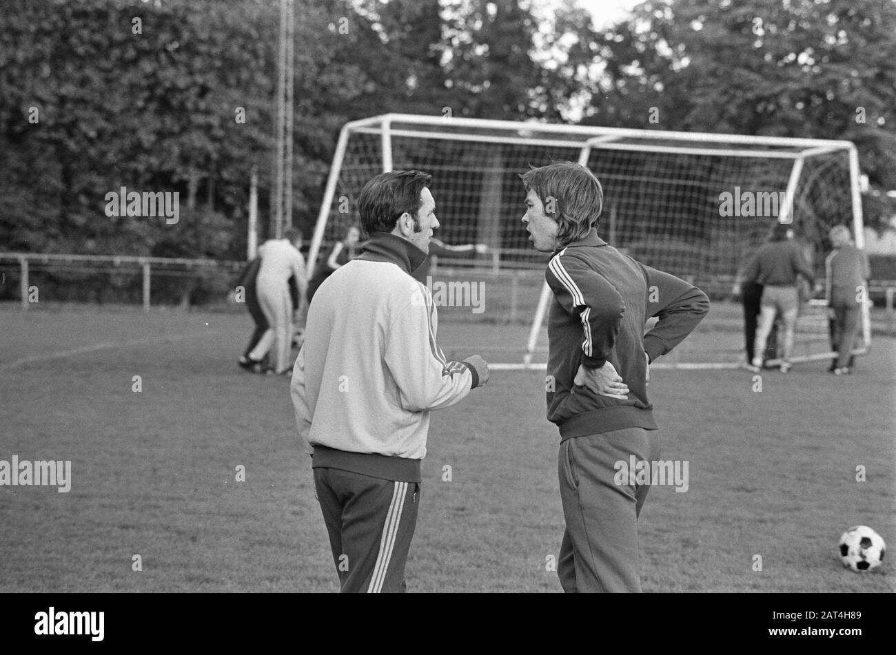 Jan Mulder trains with selection Ajax, Jan Mulder in conversation with ...