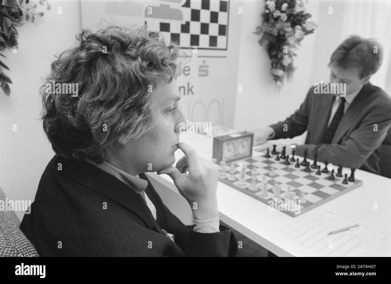 Chessvierkamp in Amsterdam Jan Timman (l) vs. J. Hjartarson Date: 21 ...