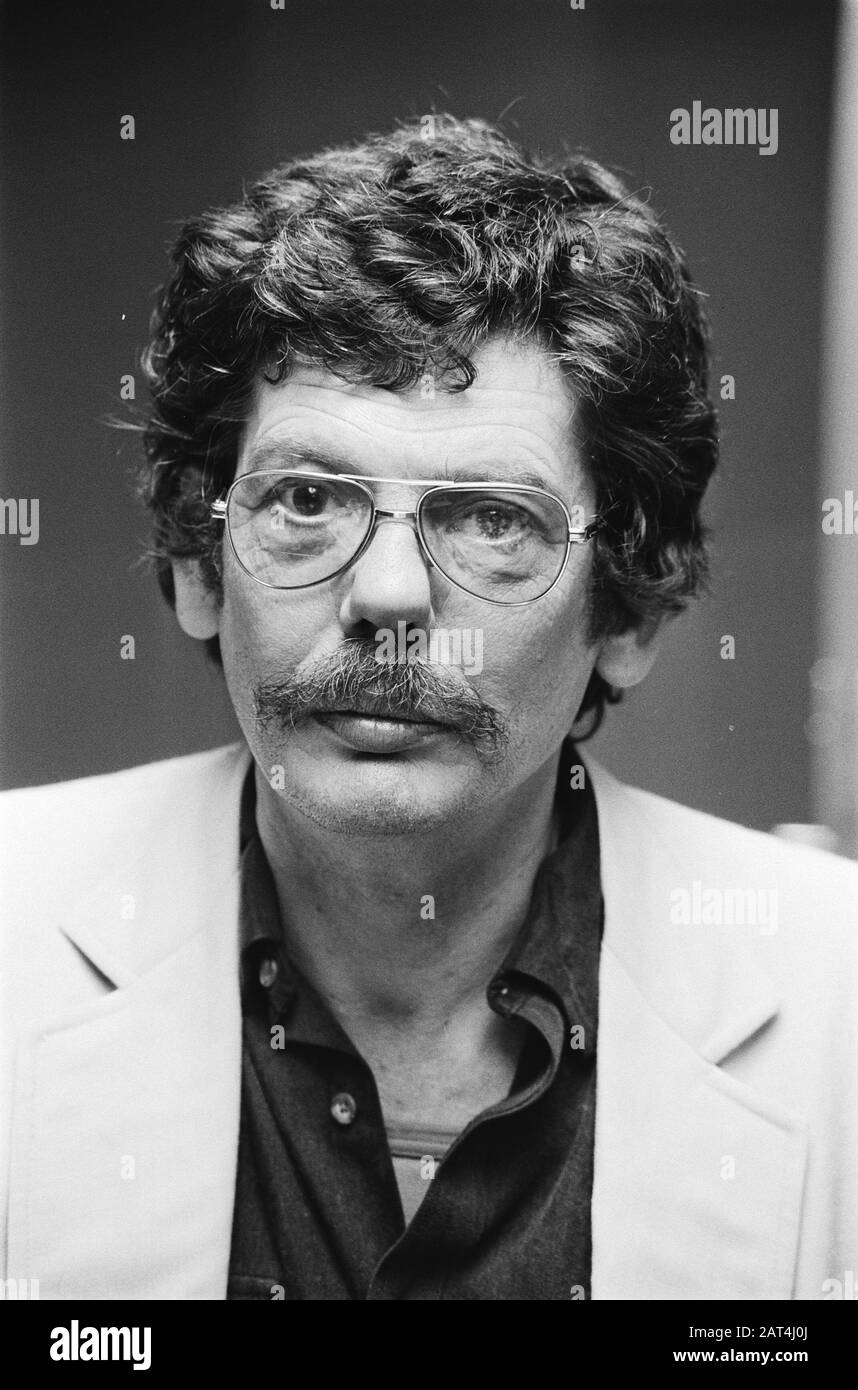 Jan Willem van de Wetering op Schiphol greeted by bear in connection ...