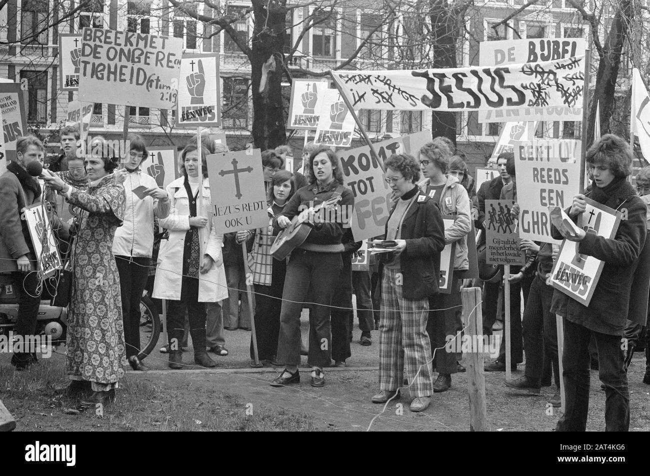 Jesus movement holding parade in Amsterdam Date: April 1, 1972 Location ...