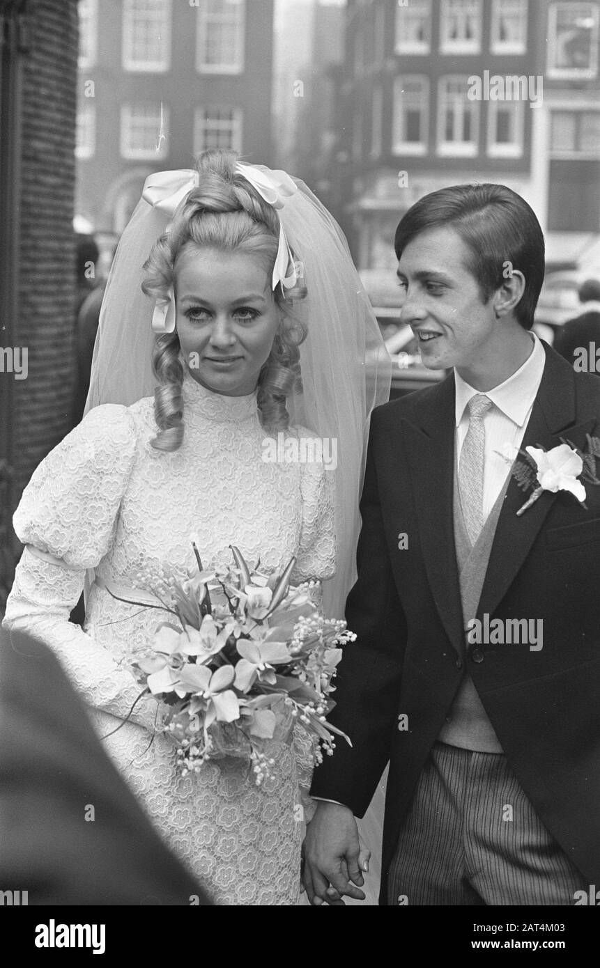 Johan Cruijff married to Danny Coster the newlyweds at the Town Hall ...