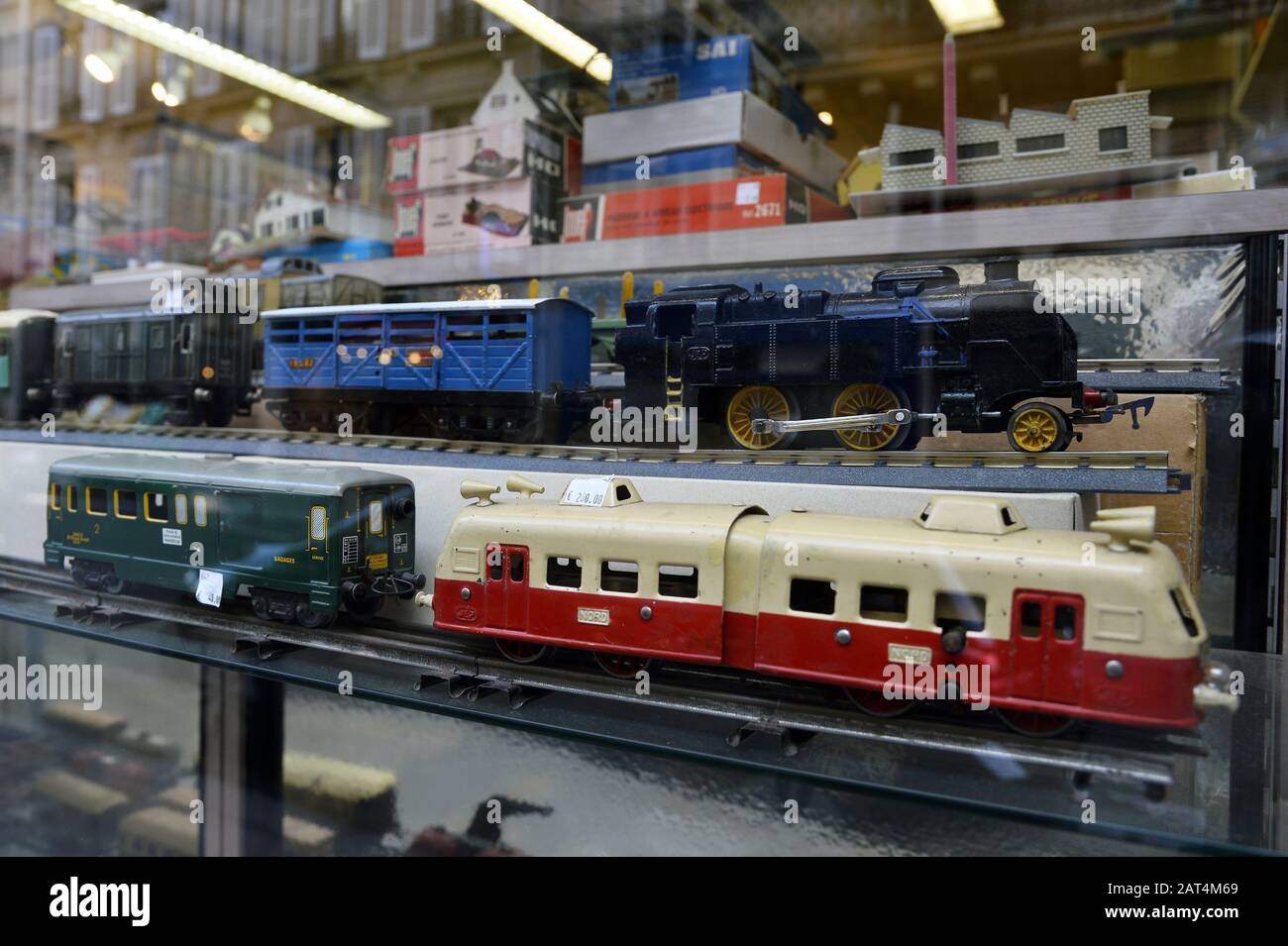Train Scale Models in a shop window - Paris - France Stock Photo - Alamy
