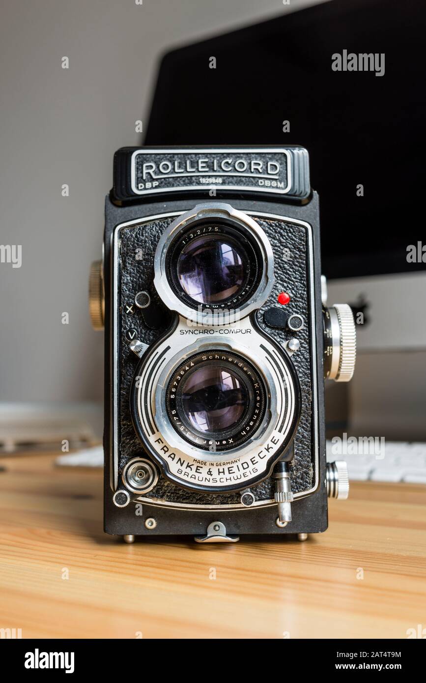 Twin lens reflex tlr camera hi-res stock photography and images - Alamy