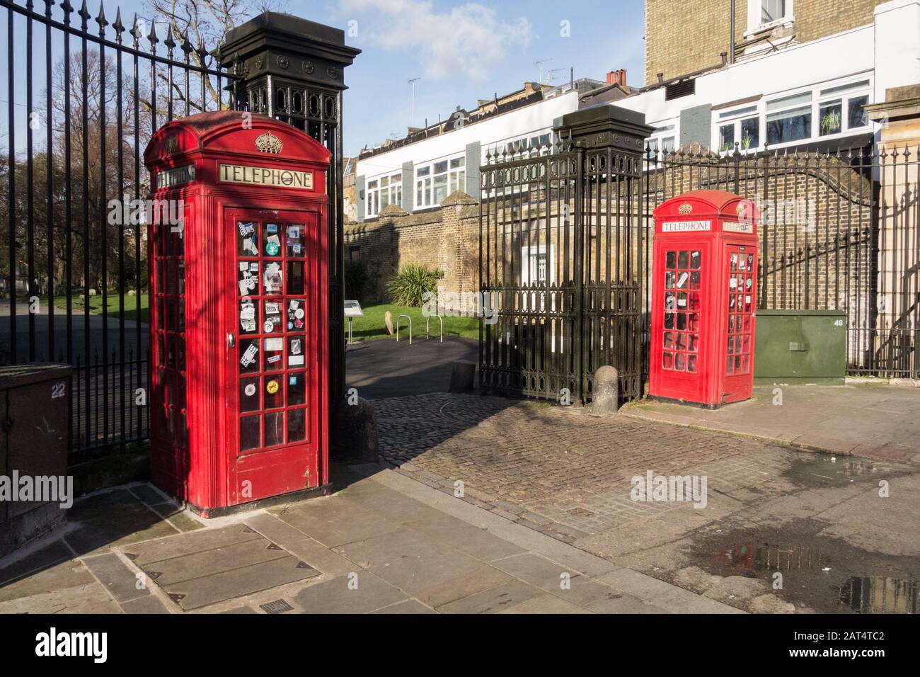 English red telephone boxes hi-res stock photography and images - Alamy
