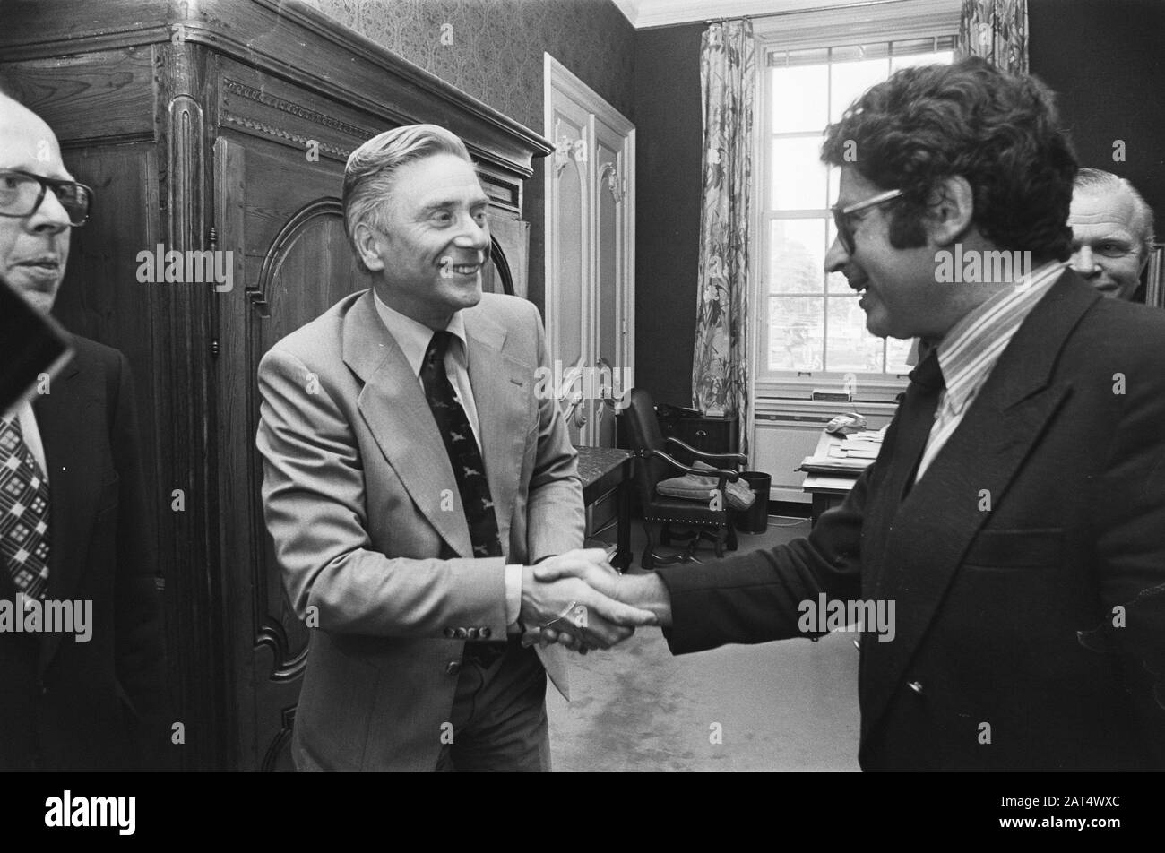 Cabinet formation; Veringa (l) receives Ed van Thijn Date: 30 August ...