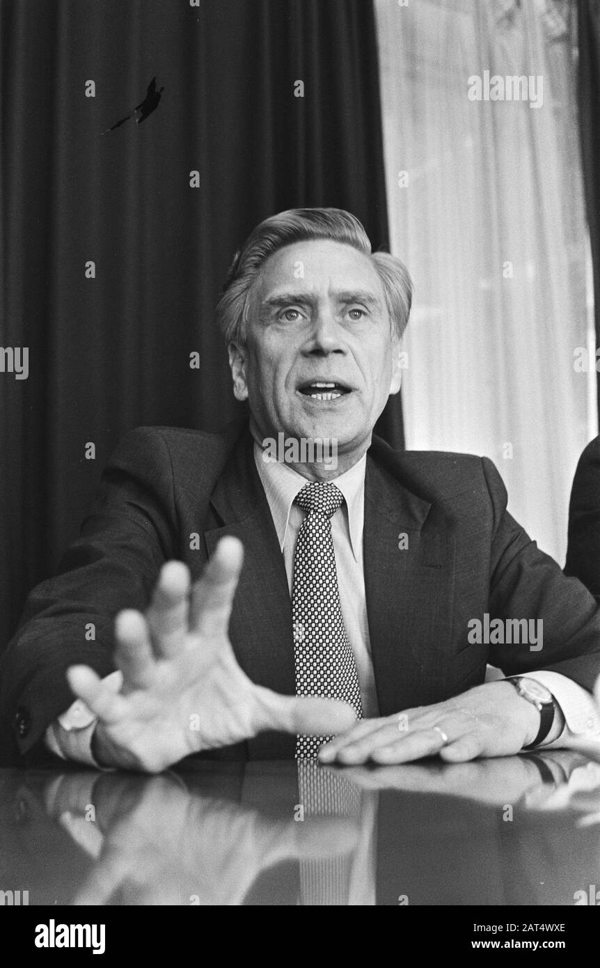 Cabinet formation; Veringa during press conference (headline) Date ...