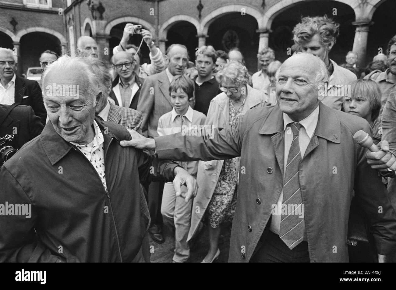 Cabinet Information 1981; Joop den Uyl knocks man on shoulder after his ...