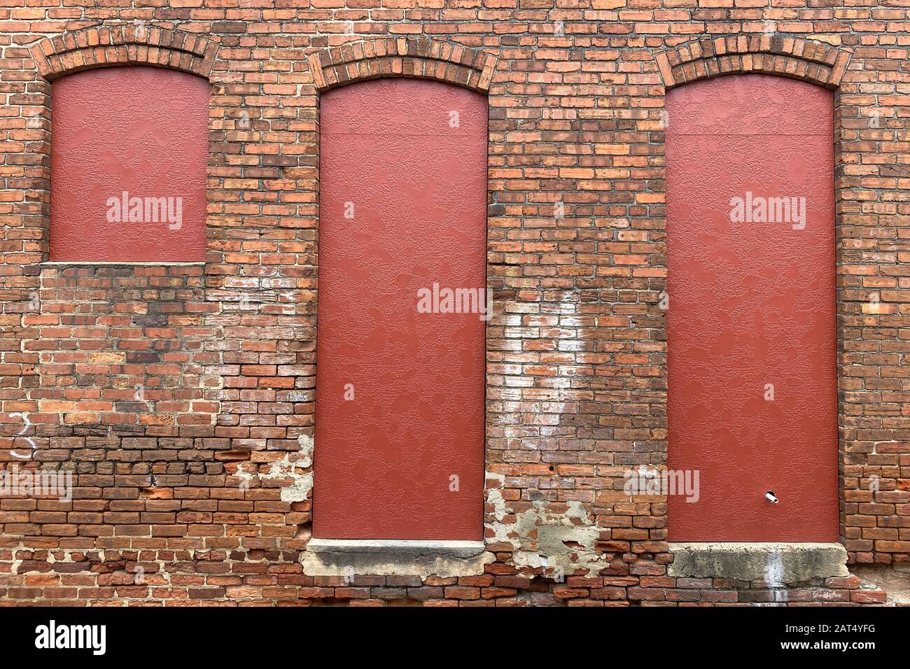House boarded up windows hi-res stock photography and images - Alamy