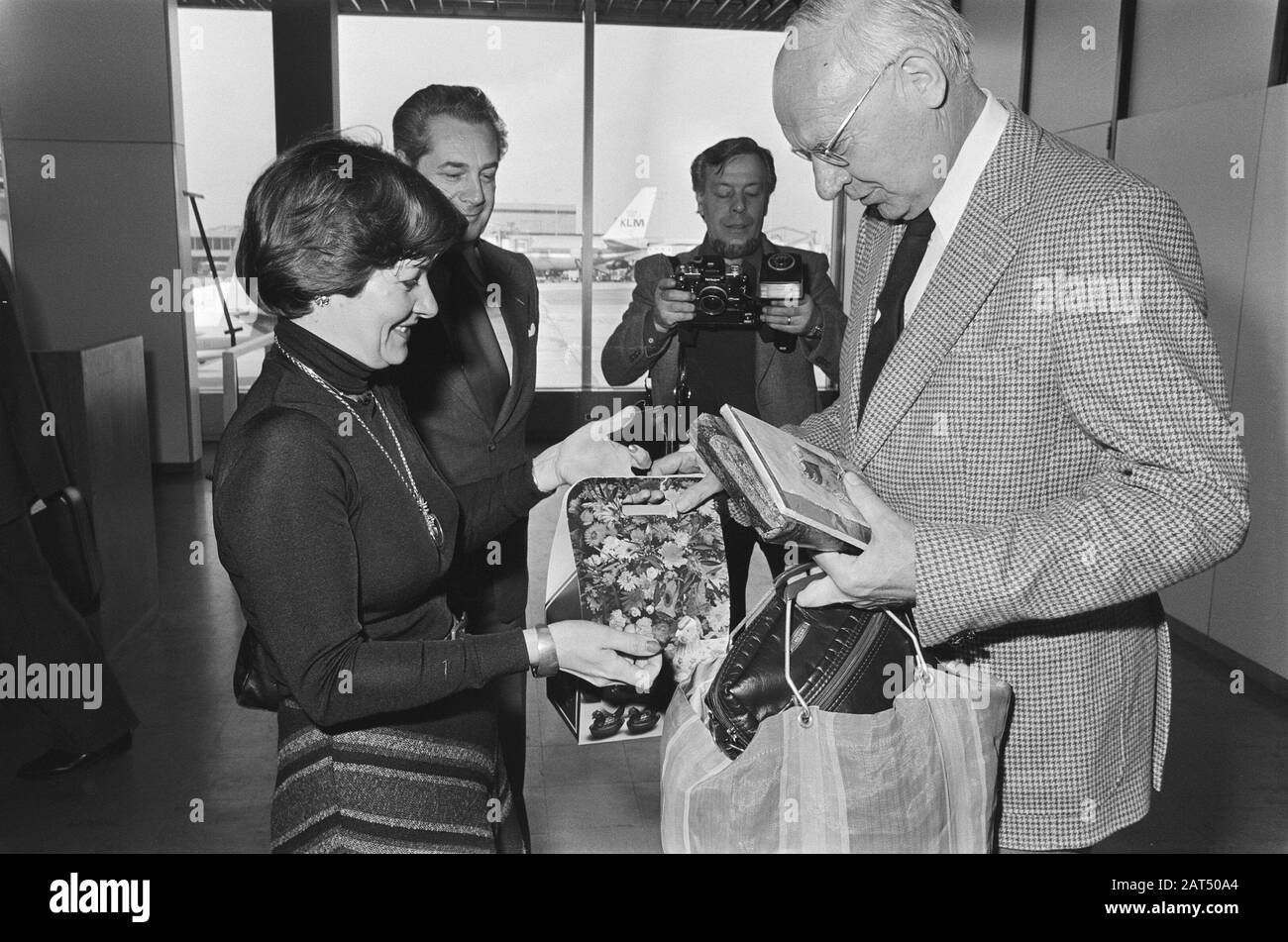 Chairman of the Chamber Vondeling back from Indonesia at Schiphol ...