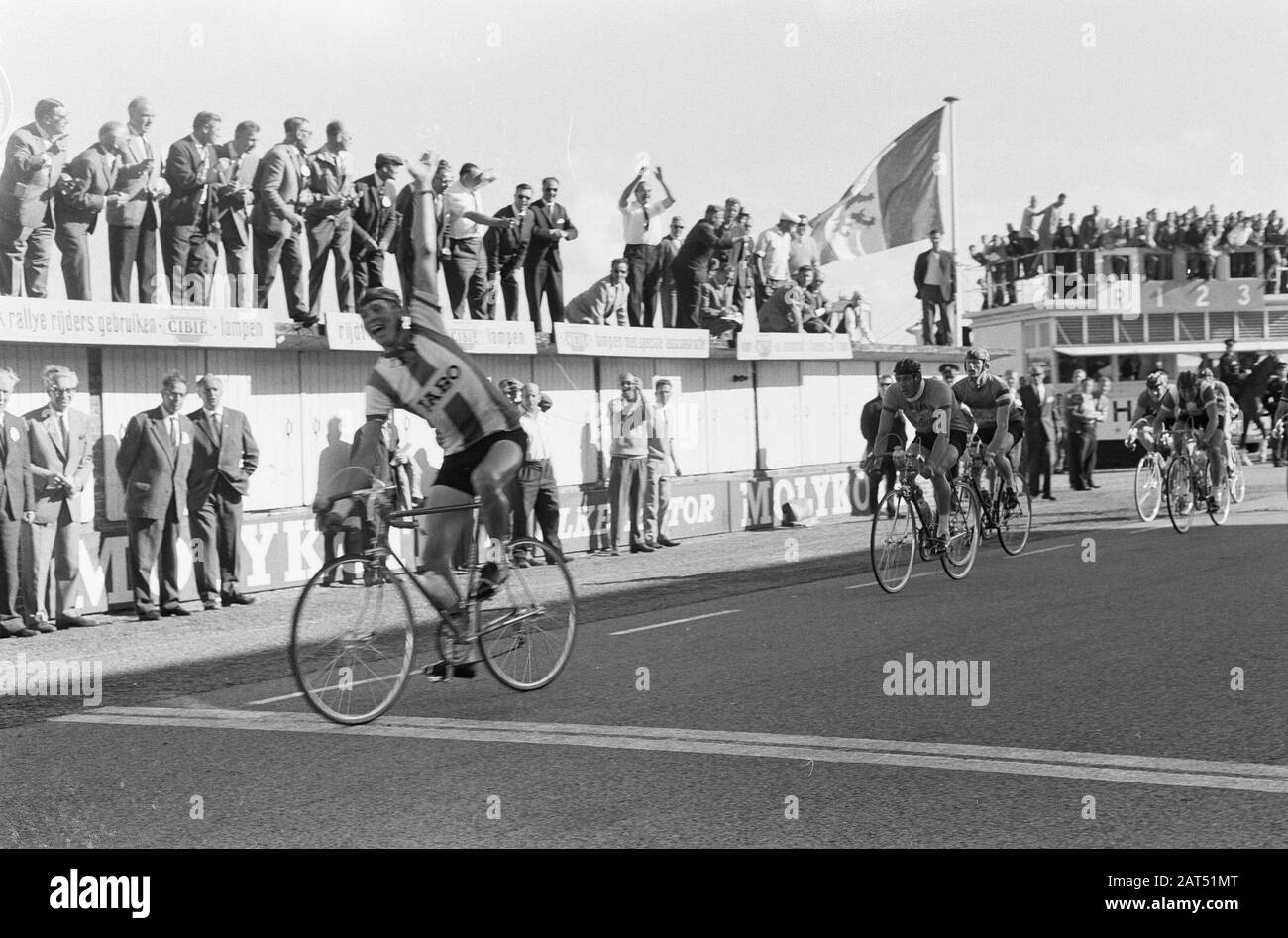 Cycling circuit at Zandvoort Date: August 5, 1962 Location: Noord ...