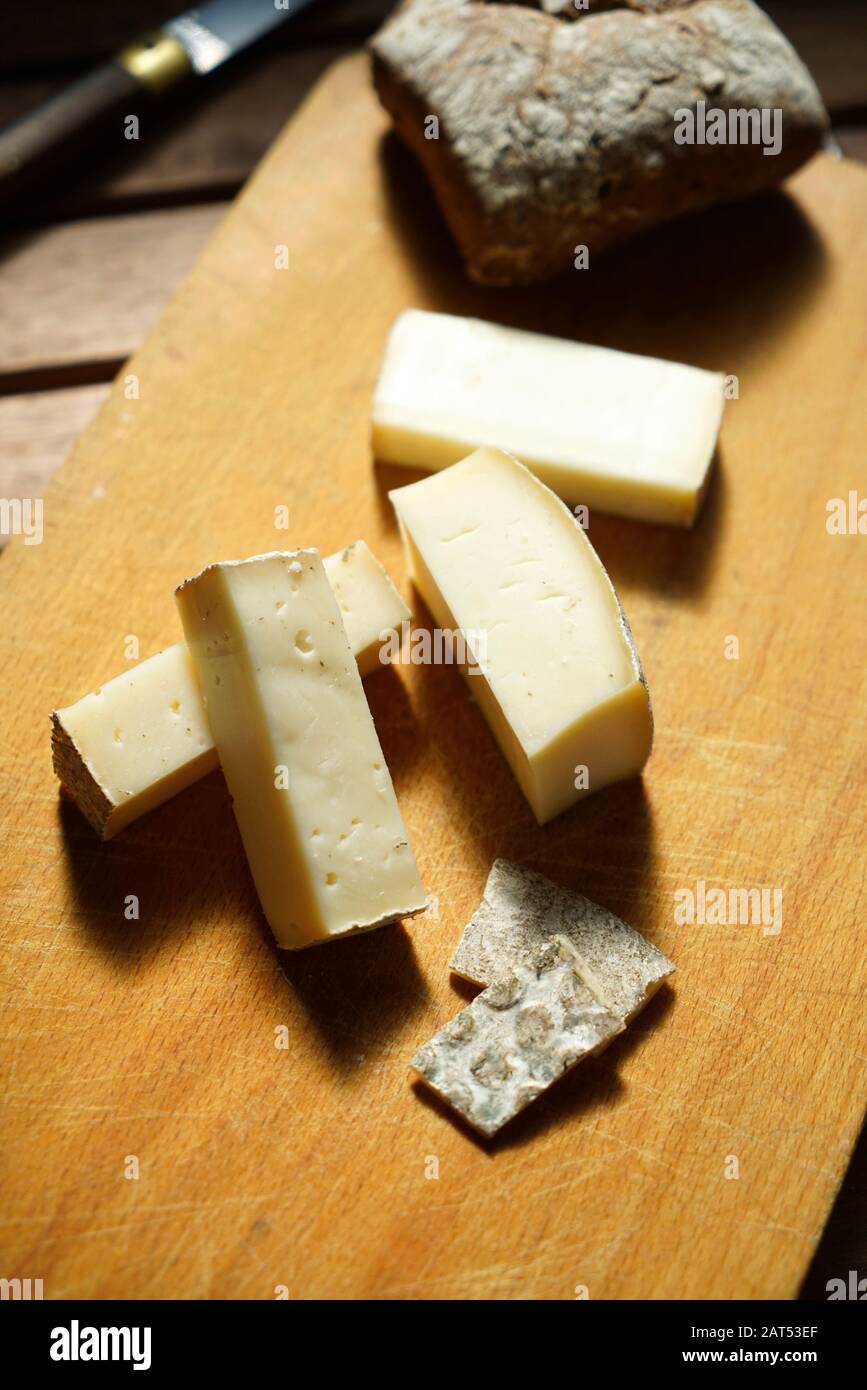 Seasoned Sicilian cheese from Castronovo and homemade wholemeal bread ...