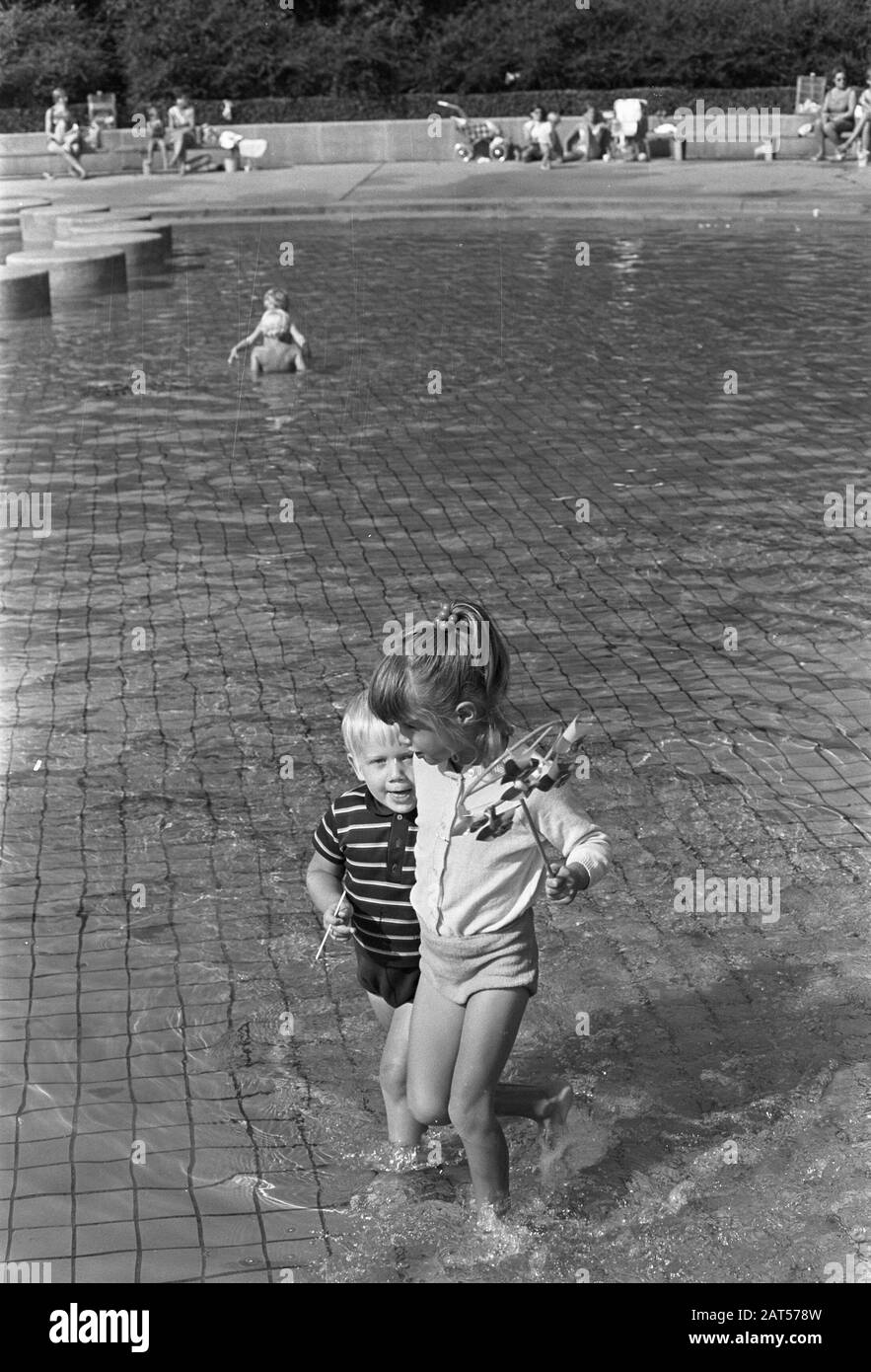 Beatrixpark Children playing in pond Beatrixpark Date: September 11 ...