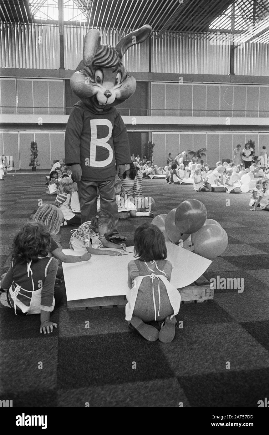 Children from the Pijp in the RAI, children drawing rabbit B Date: 22 ...