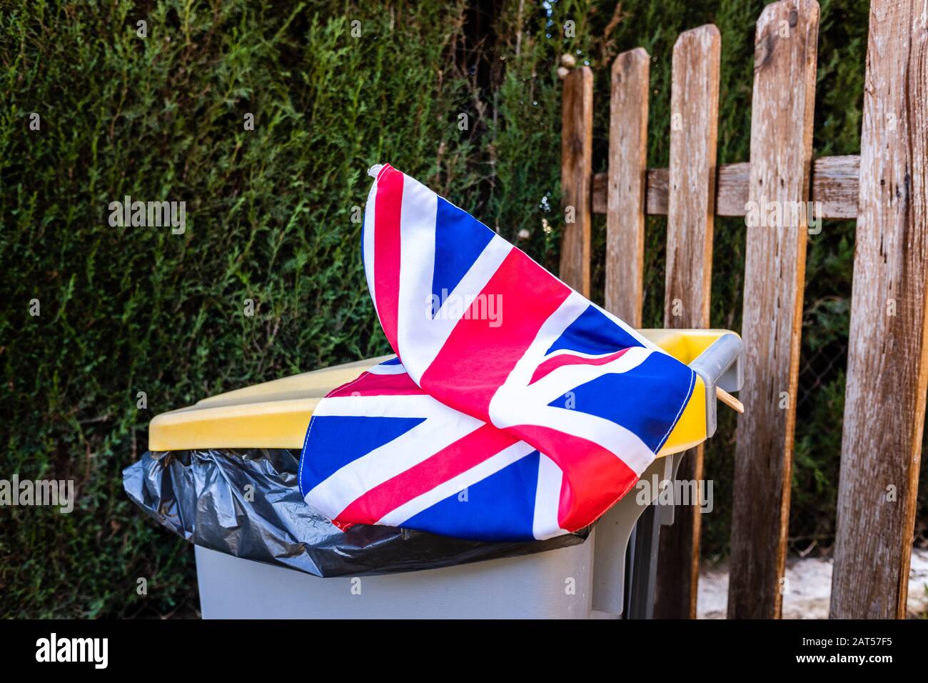 Leave in bin hi-res stock photography and images - Alamy