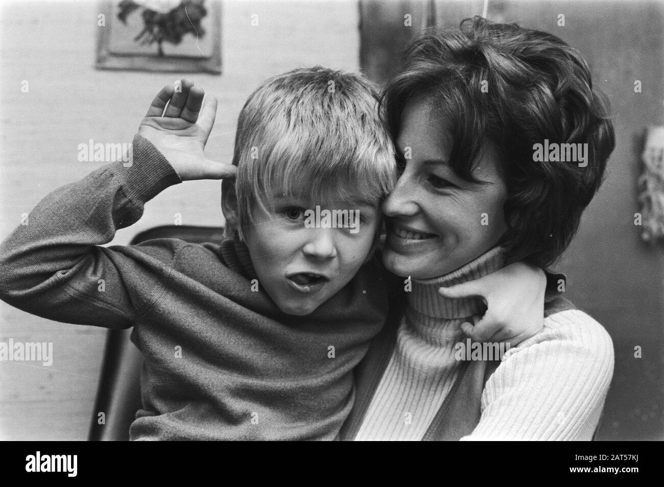 Childrens birthday party celebration Black and White Stock Photos ...