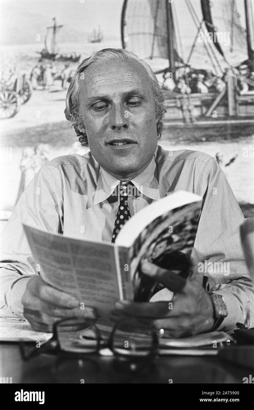 Willem Oltmans with book Reportage about the killers Date: June 14 ...