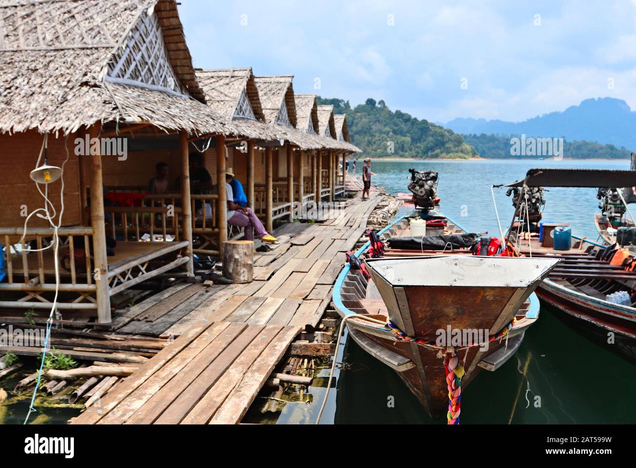 Khao sok lake floating raft house hi-res stock photography and images ...