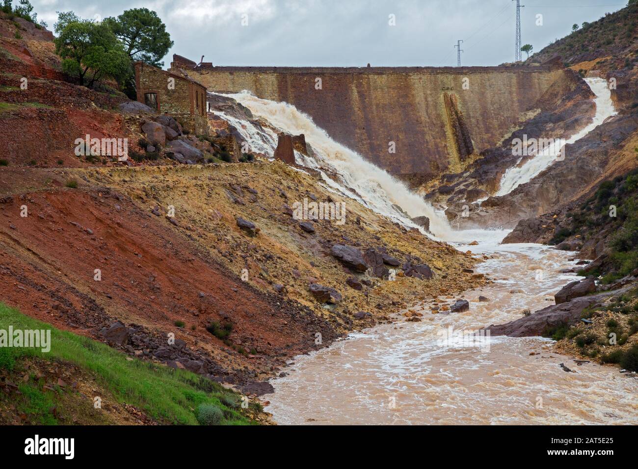 Overflow dam hi-res stock photography and images - Alamy