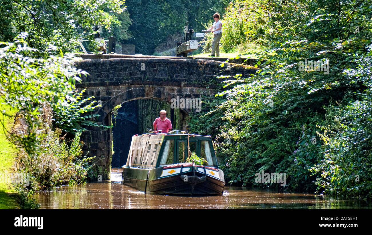 Macclesfield canal lock hi-res stock photography and images - Alamy