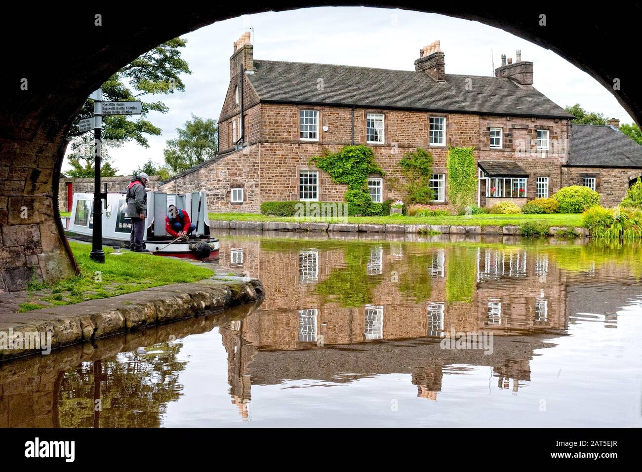 Snake Bridge over the junction of the Macclesfield Canal and the Peak ...