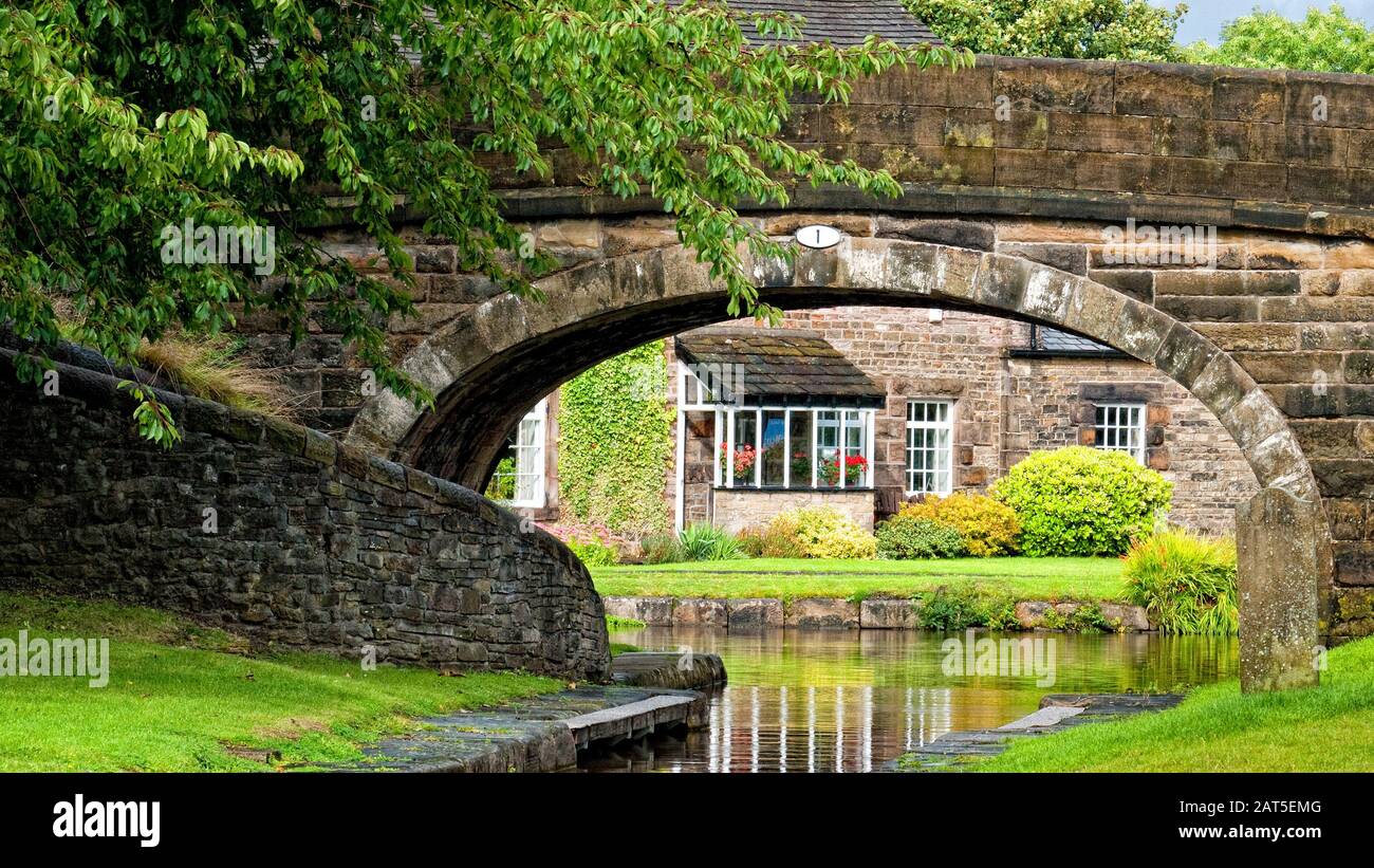 Snake Bridge over the junction of the Macclesfield Canal and the Peak ...