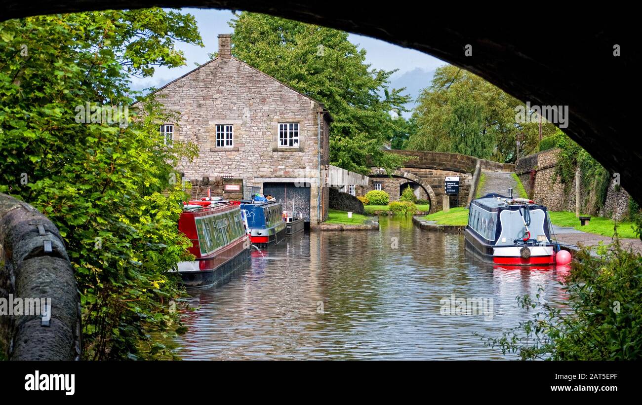 Snake Bridge over the junction of the Macclesfield Canal and the Peak ...
