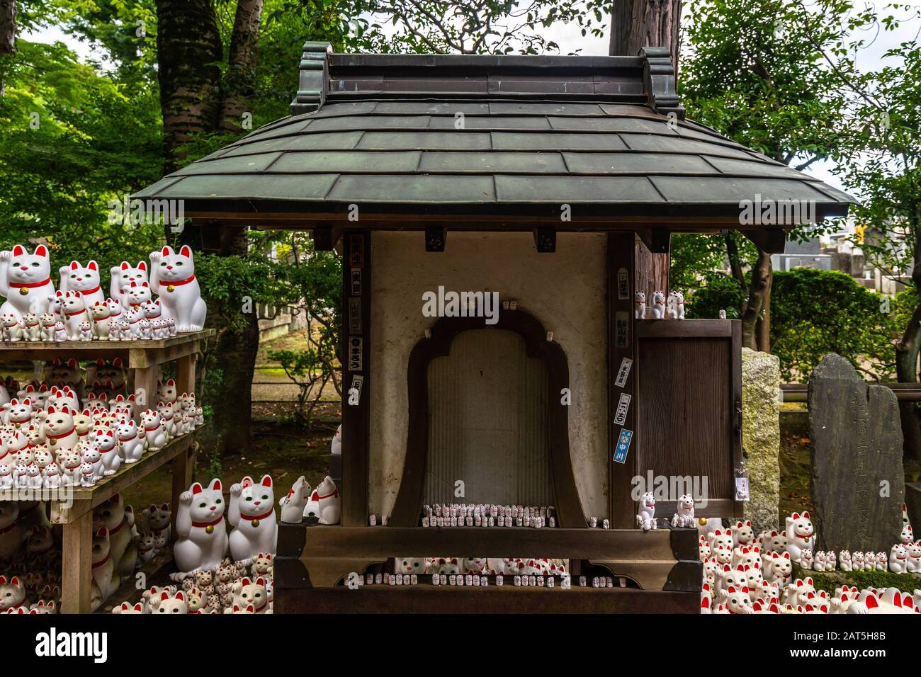 Thousands of maneki-neko statues displayed in the garden of Gotokuji Temple in Tokyo, Japan ...
