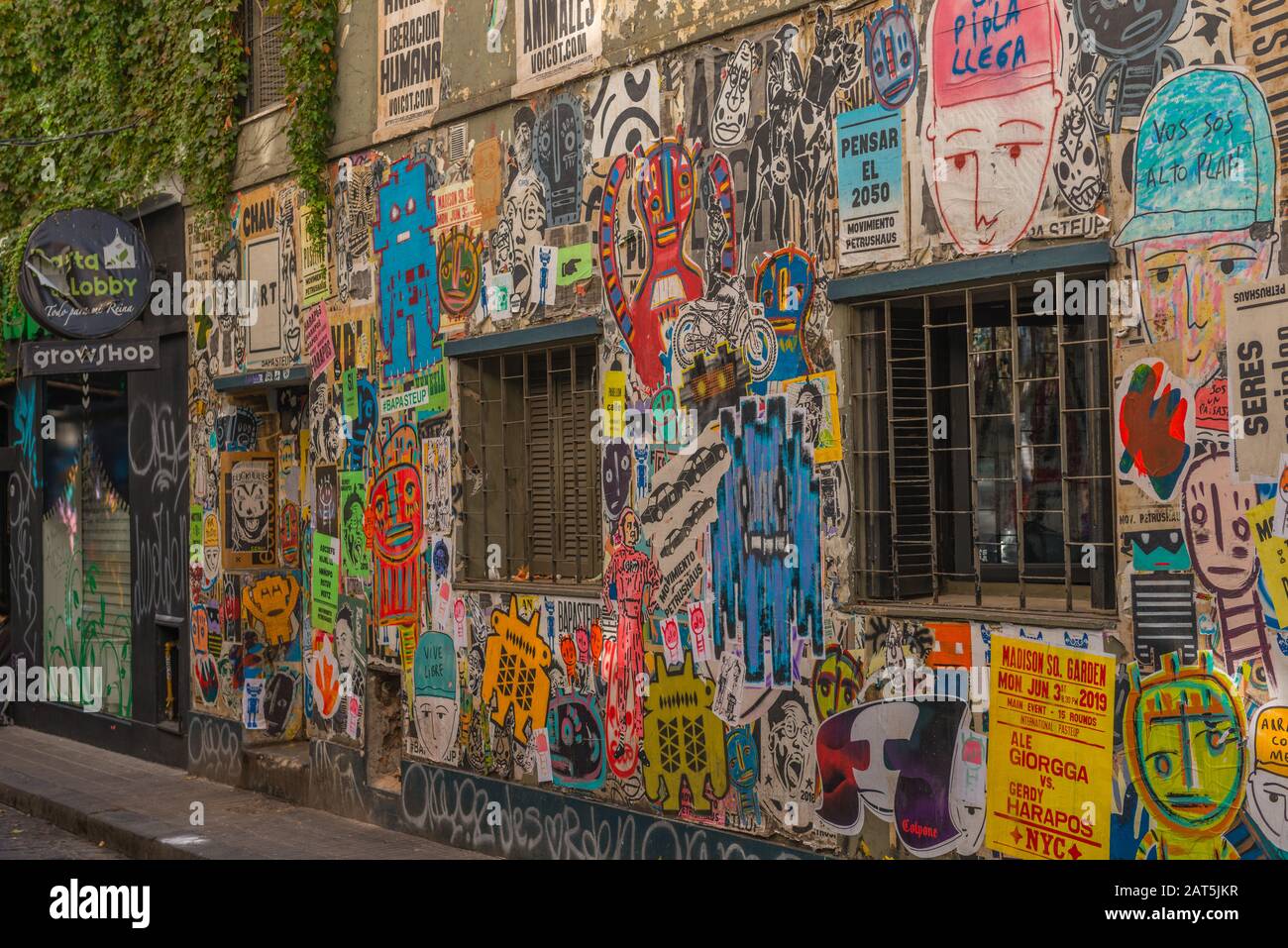 Spray painting buildings hi-res stock photography and images - Alamy