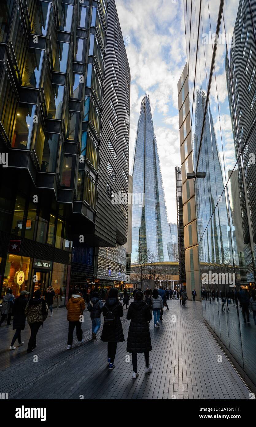 Tall building near london bridge hi-res stock photography and images ...