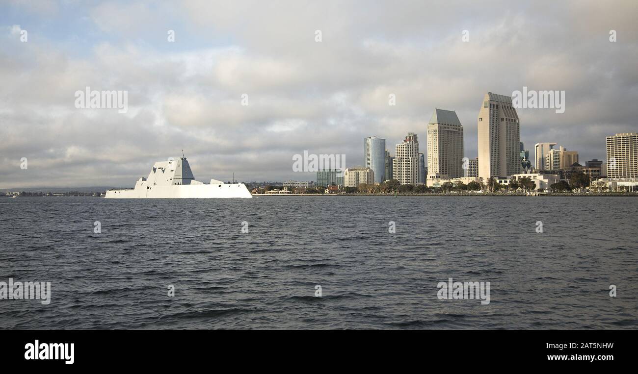 Uss zumwalt hi-res stock photography and images - Alamy