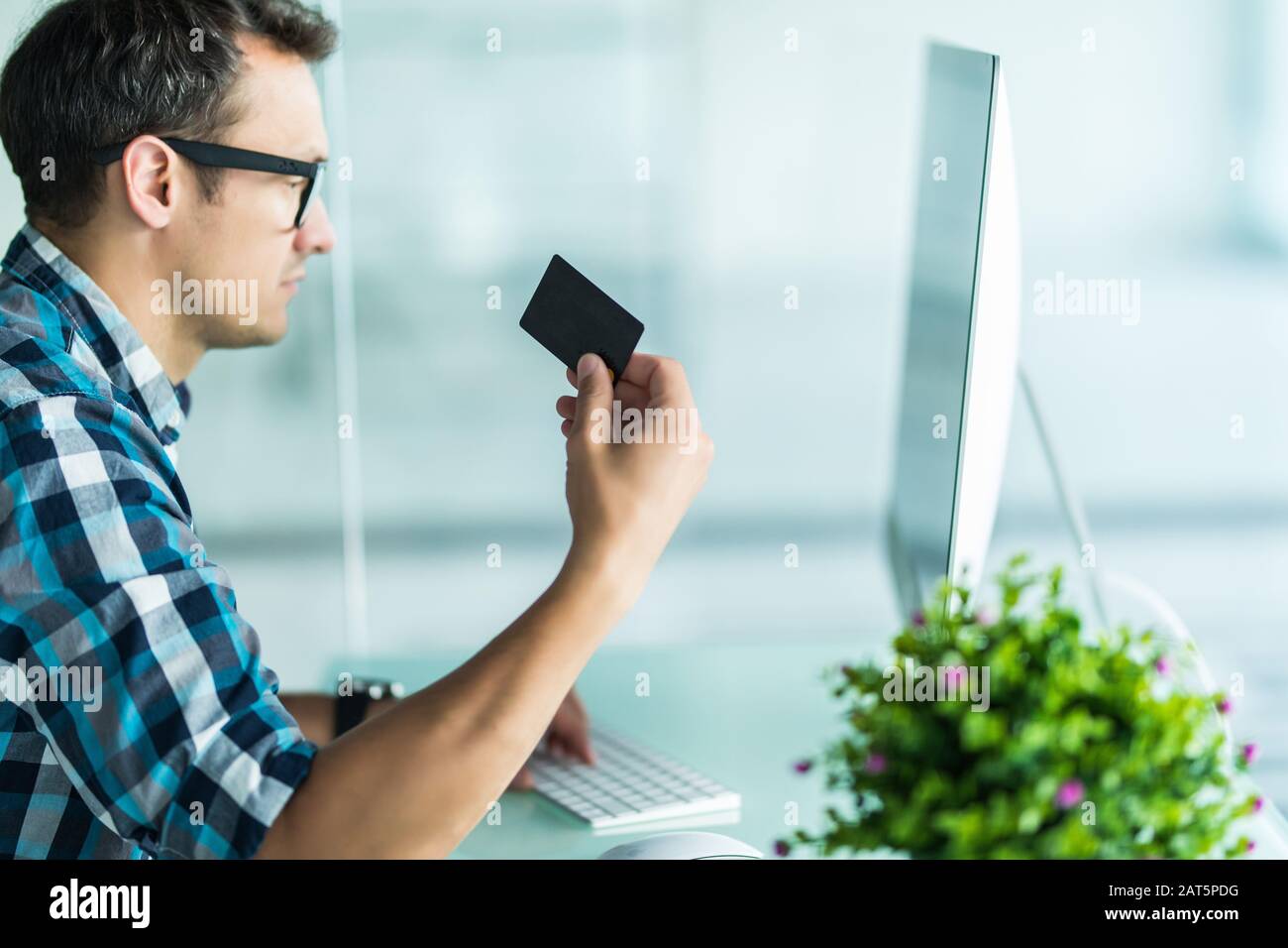 Entering card details hi-res stock photography and images - Alamy