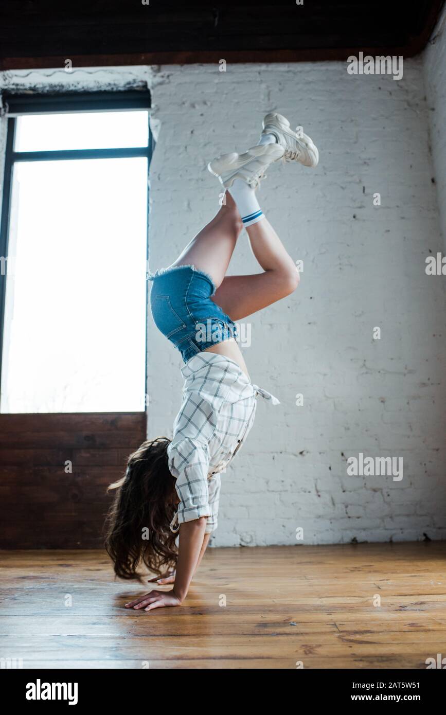 Dancer handstand hi-res stock photography and images - Alamy