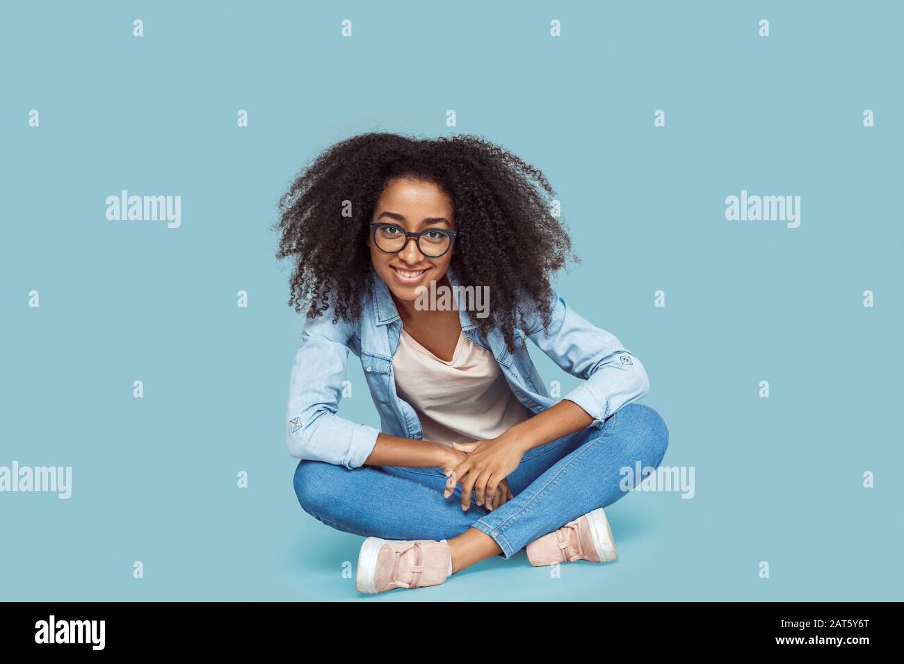 African woman sitting leaning forward hi-res stock photography and ...