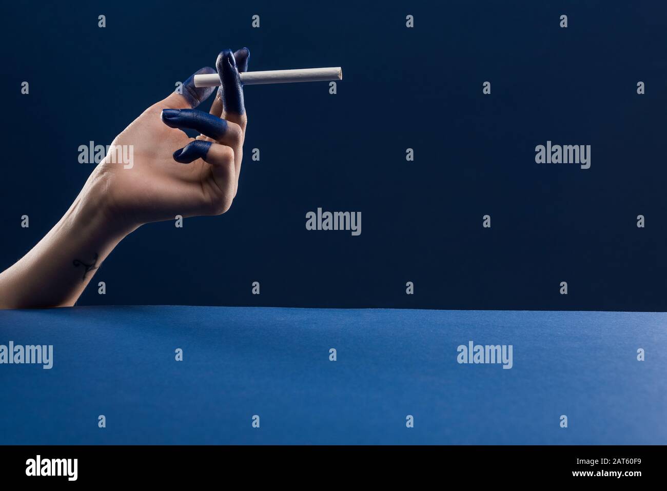 Fingers holding cigarette hi-res stock photography and images - Alamy