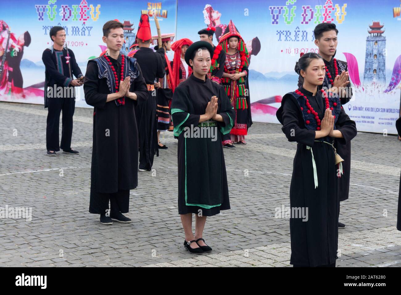 Vietnamese cultural dance hi-res stock photography and images - Alamy