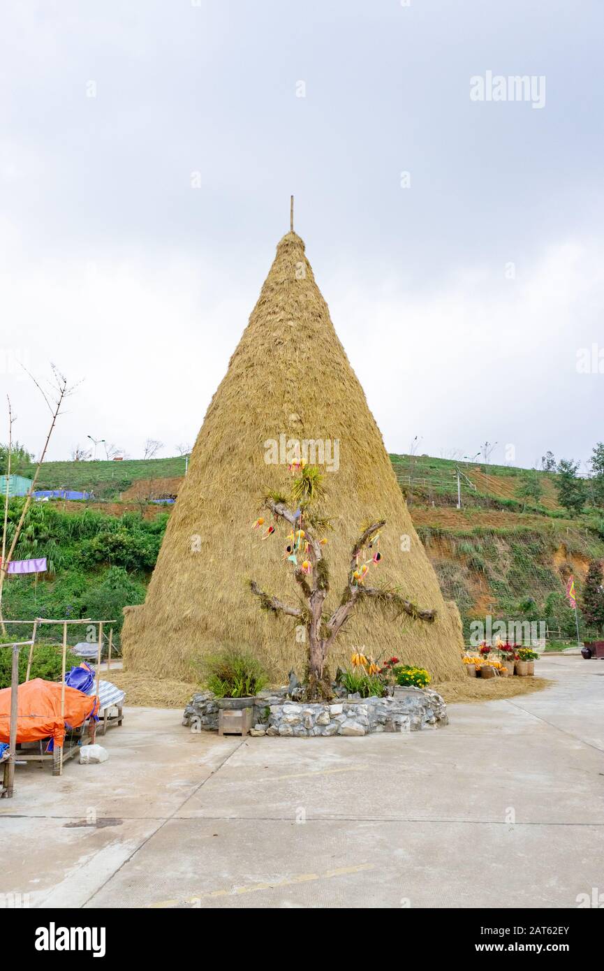 Large straw building hi-res stock photography and images - Alamy