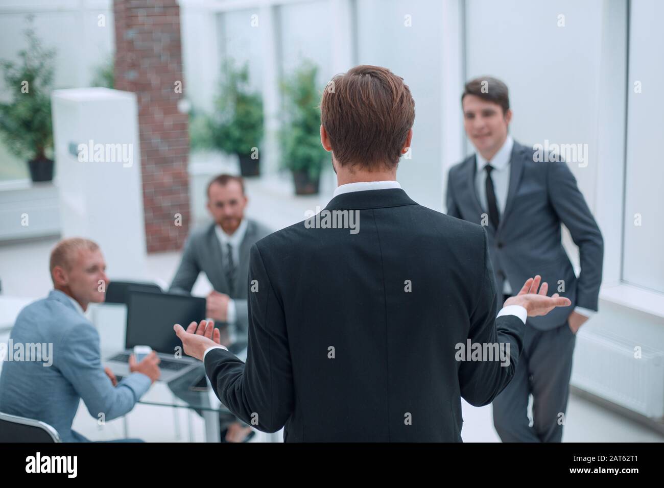 Explaining tasks hi-res stock photography and images - Alamy