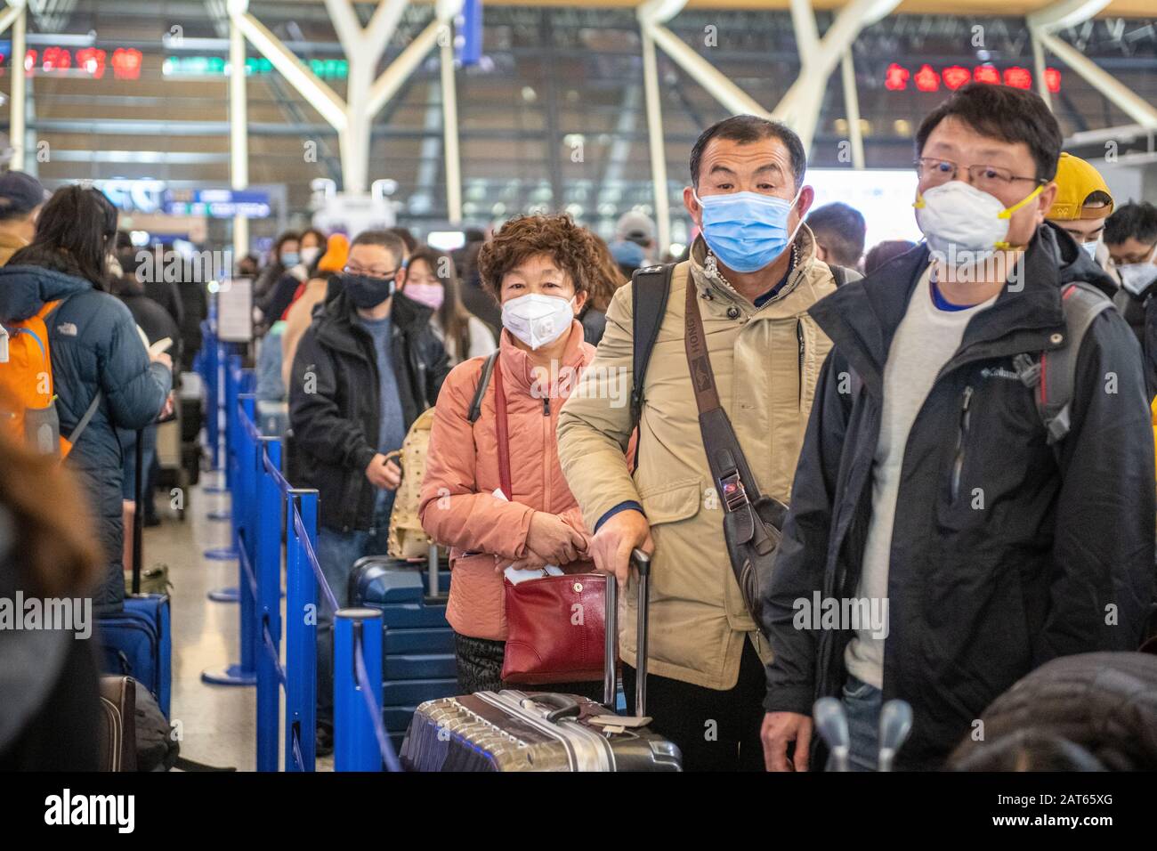 Shanghai, China, 28th Jan 2020, People standing in line at the airport ...