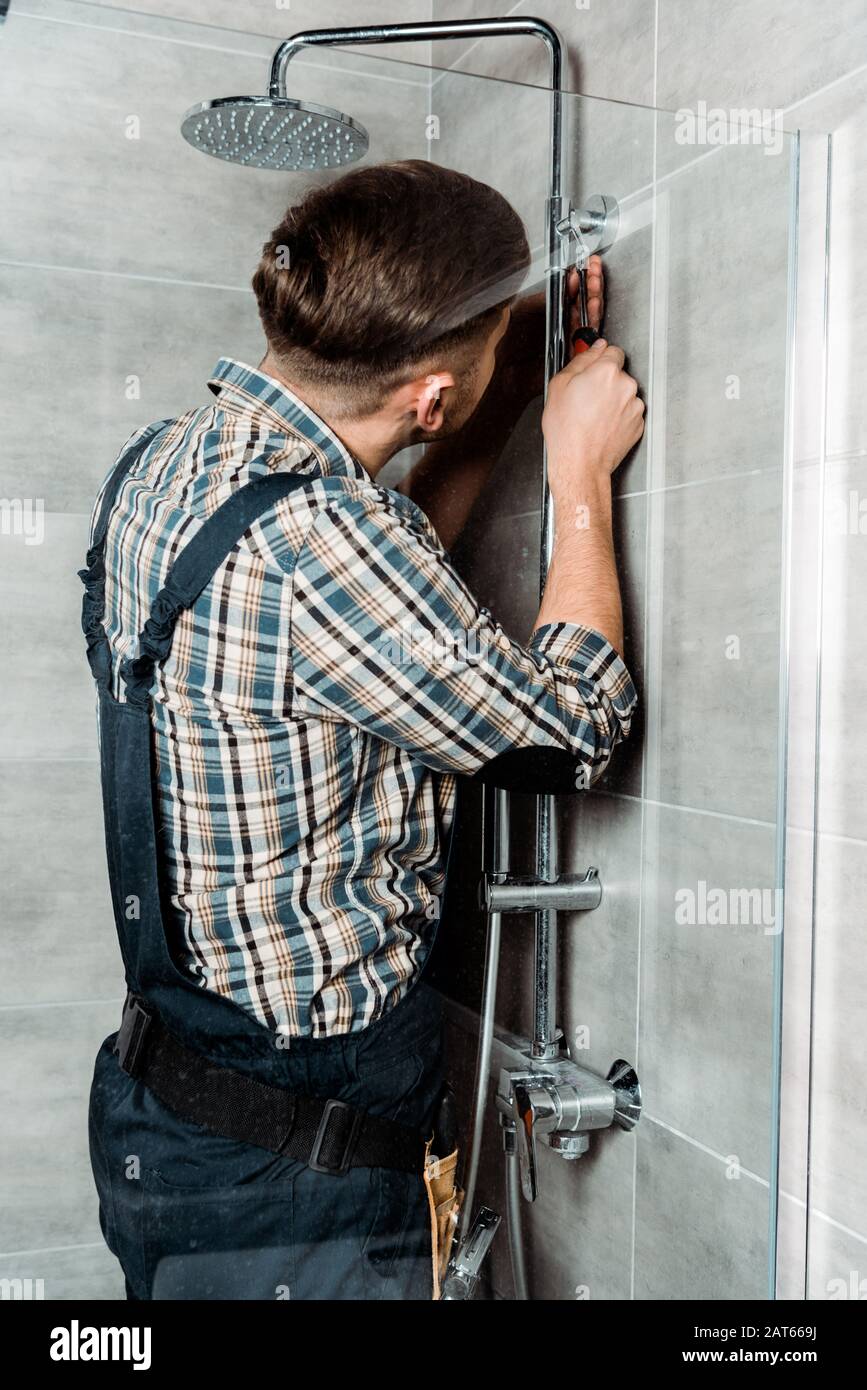 Installer plumbing hi-res stock photography and images - Alamy